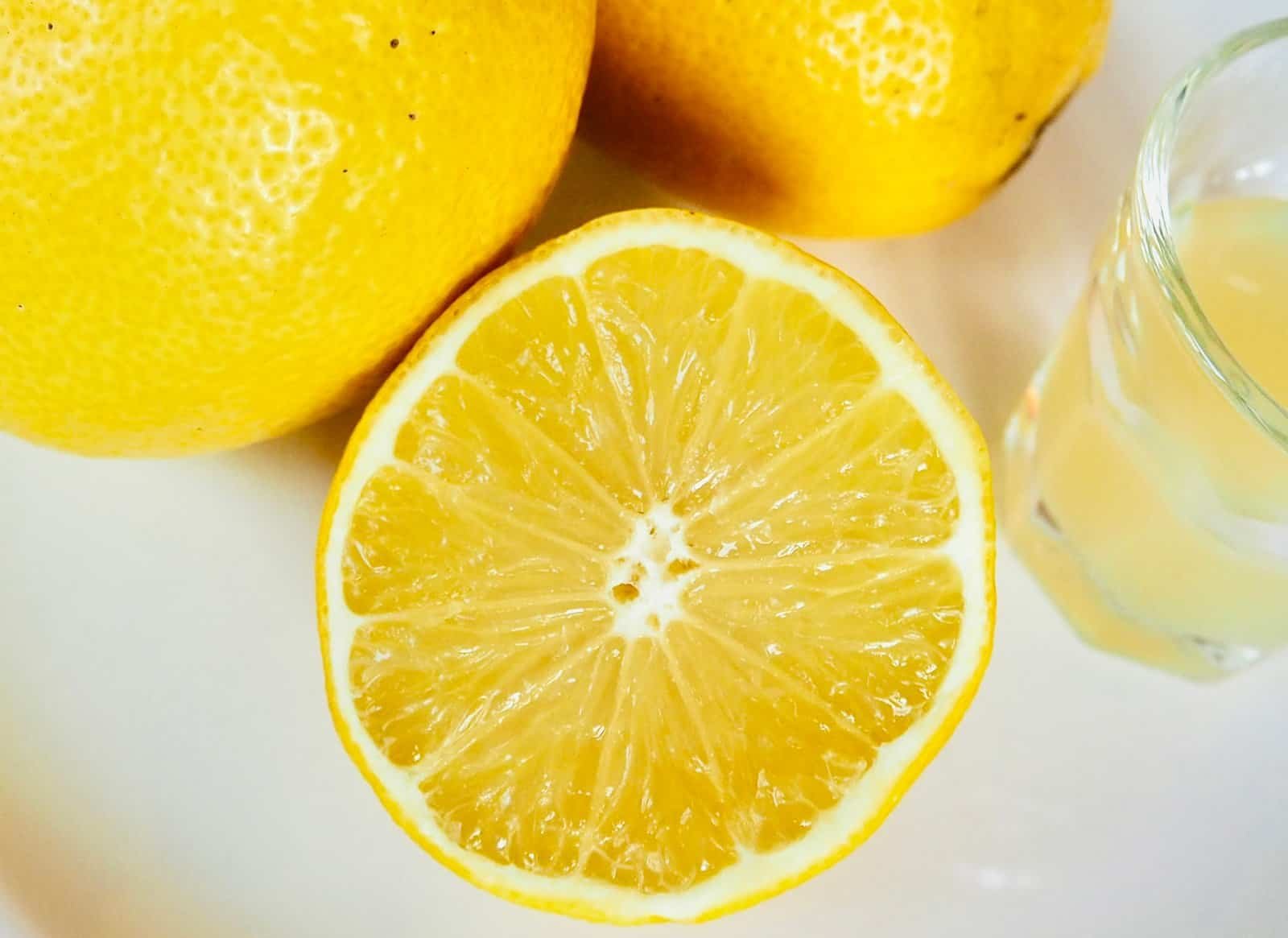 Zitronen-Tricks: 15 Tipps für Haushalt und Körper - Torftrottel